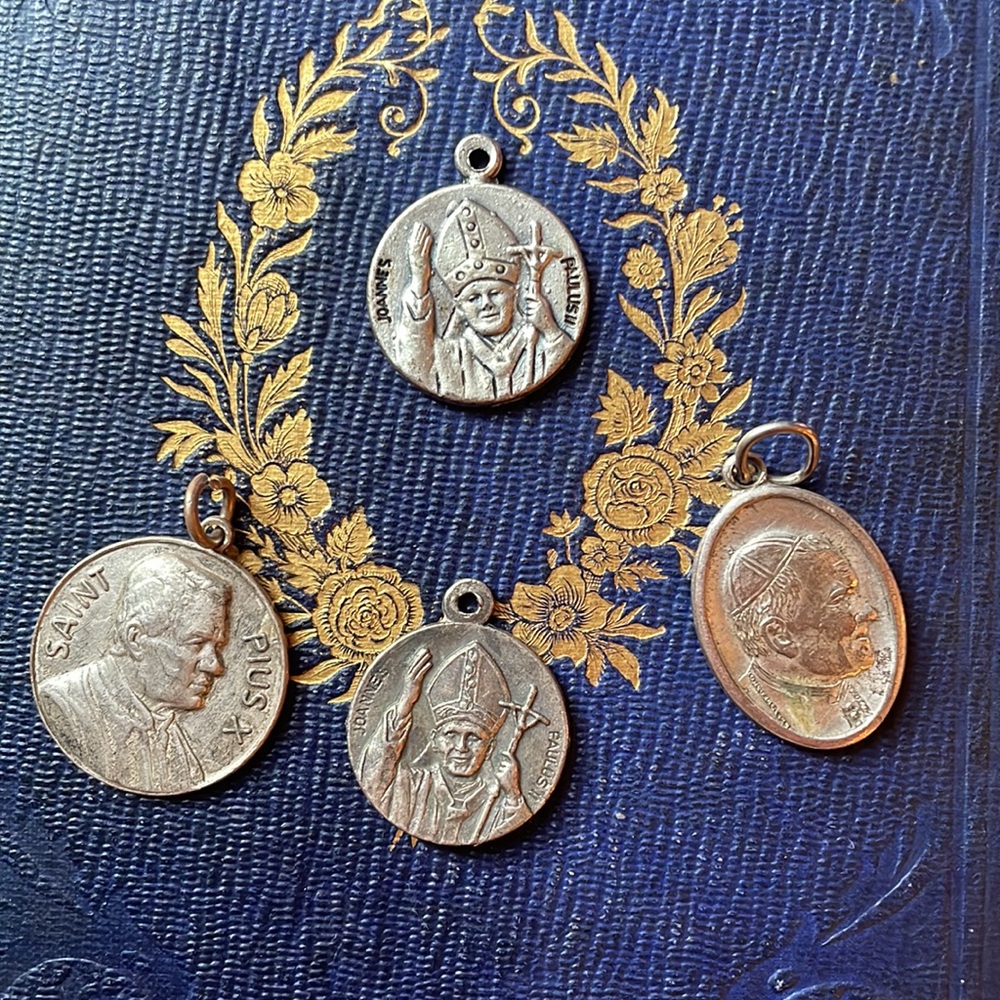 Four Vintage Pope Medals. 2 Pope John Paul Ii, 1 Pius… - Gem